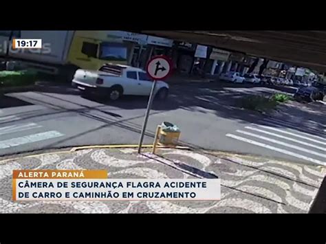Câmera de segurança flagra acidente de carro e caminhão em cruzamento