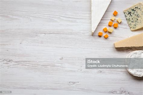 상위 뷰 흰색 나무 배경에 다양 한 치즈의 집합 공간에 복사 합니다 와인에 대 한 음식입니다 위의에서 플랫 하다입니다 먹기에