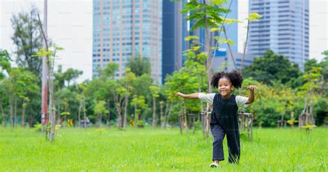 공원에서 행복한 혼혈 가족 공공 공원에서 달리고 노는 사랑스러운 소녀 아이 웃는 어린 딸은 여름 주말 방학을 즐기고 즐거운 야외 라이프 스타일 활동을 즐깁니다 사진