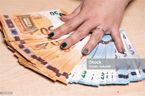 비즈니스 금융 저축 은행 및 사람들 개념 유로 돈을 계산하는 여성의 손의 클로즈업 20에 대한 스톡 사진 및 기타 이미지