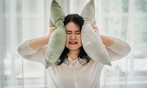 Artist Creates Worlds Smallest Sandwich Measuring Under An Inch