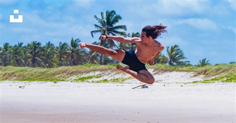 공중에서 점프하는 남자 사진 Unsplash의 무료 해안선 이미지