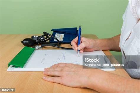 여성 의사 환자 데이터 쓰기 40 49세에 대한 스톡 사진 및 기타 이미지 40 49세 건강 검진 건강 진단 Istock