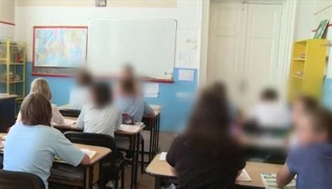 Realități șocante Din școlile Românești Elevă Filmată în Timp Ce