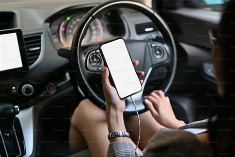차를 운전하는 동안 스마트 폰 문자 메시지를 사용하거나 메시지를 읽는 젊은 매력적인 여성 사진 Unsplash의 수송 이미지