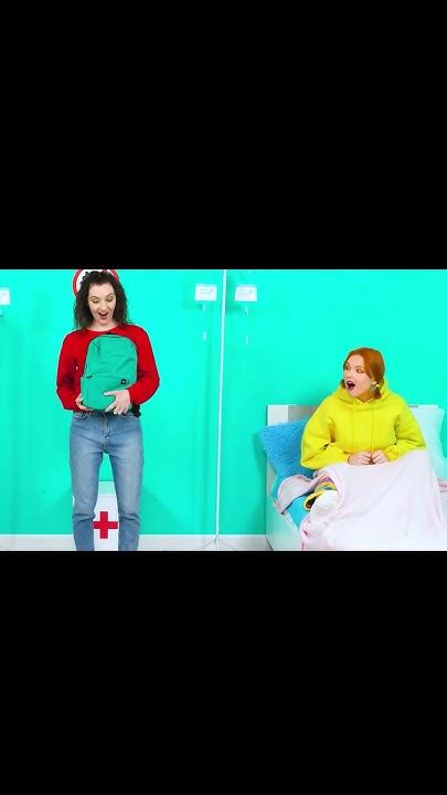 그녀는 프레임을 지나 친구에게 가서 사탕을 먹는다 Youtube