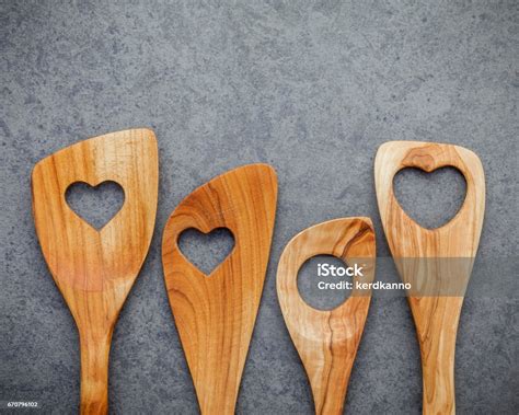 다양 한 나무 요리 기구 테두리입니다 나무 숟가락과 평면 어두운 돌 배경에 나무 주걱을 공간을 복사 0명에 대한 스톡 사진 및 기타 이미지 Istock