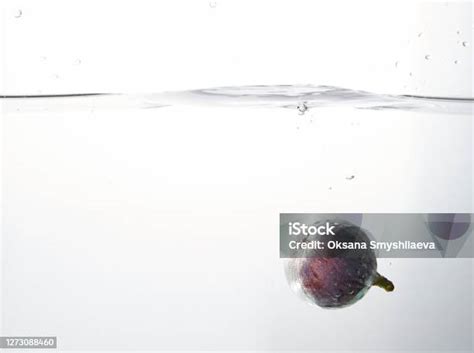 하얀 배경에 고립 된 맑은 물에 깊이 떨어지는 신선한 무화과 건강한 음식 다이어트 신선도 개념 공간을 복사합니다 개념에 대한