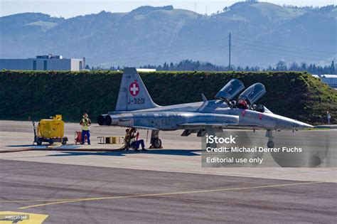 整備士付きのエメン空軍基地にあるスイス空軍の給油戦闘機 2人のストックフォトや画像を多数ご用意 2人 エンジン カラー画像