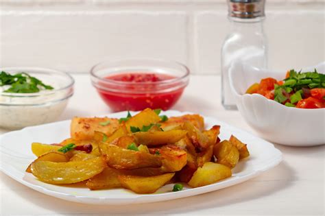 토마토 소스와 주방 테이블에 흰 접시에 튀긴 생선과 칩 치 타르 소스와 절인 야채 샐러드사진 이미지 감자 요리에 대한 스톡 사진