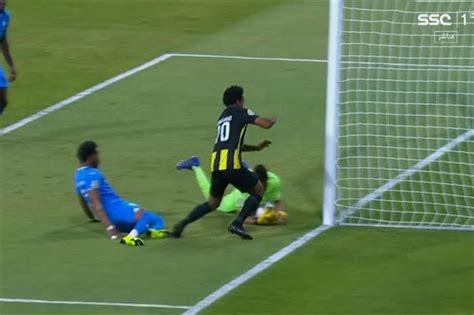 لحظة احتساب الحكم ركلة جزاء للاتحاد أمام الهلال يلاكورة