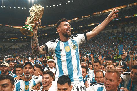 Lionel Messi Lifiting The 2022 Fifa World Cup Trophy 4096x2731 R