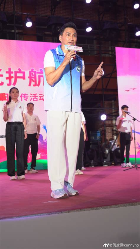 63歲何家勁傳秘婚兼已為人父？一家三口照疑曝光 與同行女孩似餅印 星島日報