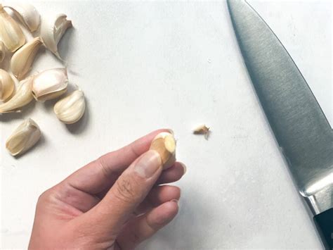 How To Peel Cut And Mince Garlic The Right Way Piping Pot Curry