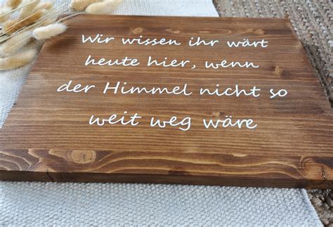 Holzschild als Gedenken an Verstorbene Wir wissen ihr wärt heute hier