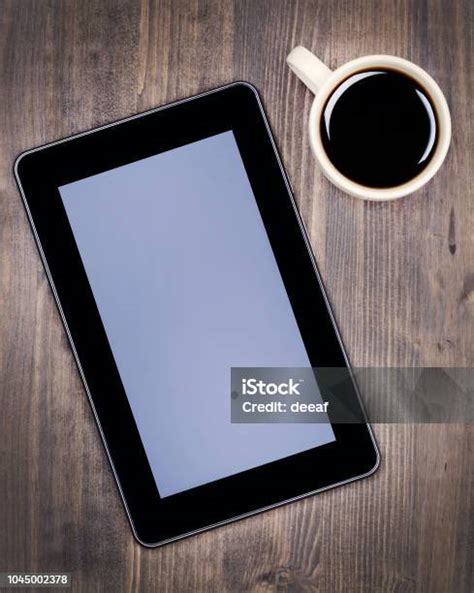 디지털 태블릿 Pc와 커피 컵 커피잔에 대한 스톡 사진 및 기타 이미지 커피잔 태블릿 0명 Istock