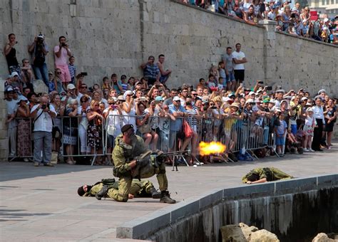 40 000 Russian Troops Are Preparing For War In Crimea And The Us Is