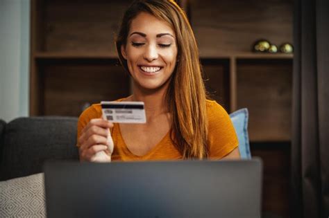 Una Foto De Una Bella Joven Haciendo Compras En Línea En Su Laptop