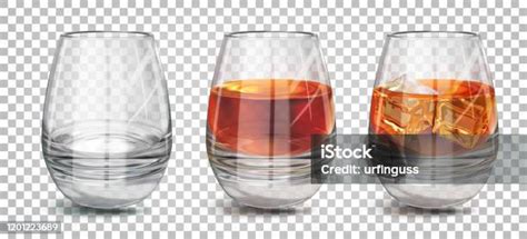 코냑 럼 브랜디와 코냑 안경 세트 비어 있고 음료와 얼음 조각음료 알코올 음료 투명한 배경에서 격리된 벡터 3d 사실적인 일러스트레이션 유리잔에 대한 스톡 벡터 아트 및