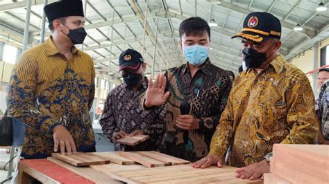 Cetak SDM Industri Furnitur Menko PMK Apresiasi Politeknik Kemenperin