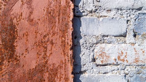 빨강 녹슨 표면의 절반과 파란 벽돌 표면이 나란히 있습니다 빨간 금속과 푸른 벽돌 표면 배경 0명에 대한 스톡 사진 및 기타 이미지 Istock