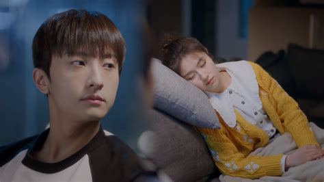 【速看ep10】灰姑娘被大雨困在霸總家，趴在沙發上就睡着了，霸總終於不再掩飾自己的愛，抱她去床上【舍我其谁 Go Into Your