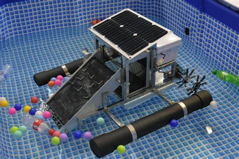 หุ่นยนต์เก็บขยะบนผิวน้ำ Water Surface Trash Collecting Robot ในงาน