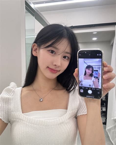 건대 𝑷𝒓𝒊𝒕𝒊𝒏𝒚 프리티니 대표 이유리 나 진짜 흰색 핑크색 옷 밖에 안입자냐 🤭 Instagram