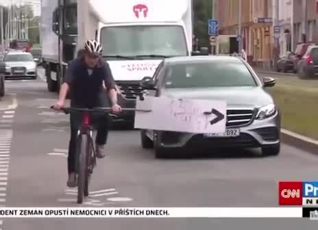 Cyclistes pour votre sécurité tenez vous à 1m50 des autres véhicules
