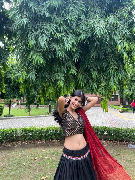 Pin De Madhu Madhavi Em బొడ్డు సుందరి