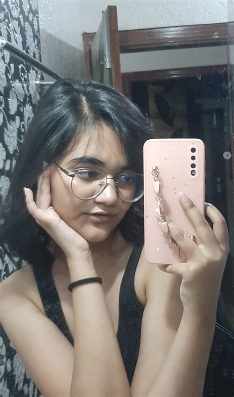 Pin By Random Videos On Quick Saves Glamour Pics Aesthetic Blurry Mirror Selfie Beautiful