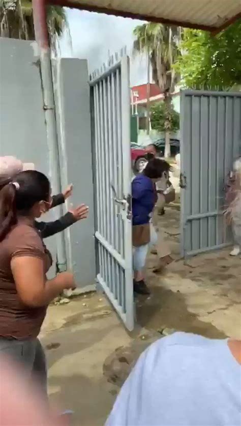 VIDEO Padres De Familia De Un Colegio De Bachilleres De Tabasco Retienen A Empleado Para