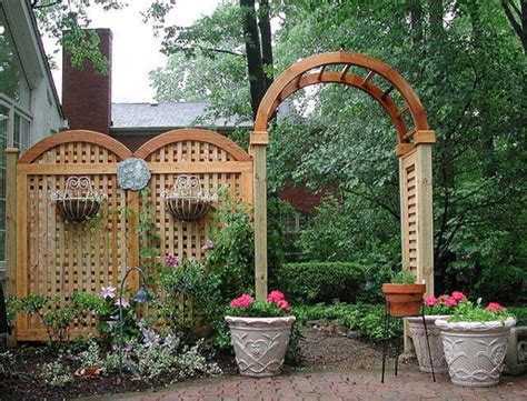 La décoration extérieure avec un treillis de jardin
