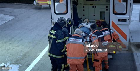 응급 팀 및 로드 하는 소방 관 부상 구급차에 들 것에 남성 사이클 구급차에 대한 스톡 사진 및 기타 이미지 구급차 싣기 환자 Istock