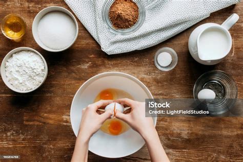 자른 과자 나무 테이블에 대 한 그릇에 계란을 깨고 여자의 샷 그릇에 대한 스톡 사진 및 기타 이미지 그릇 달걀 달콤한 음식 Istock
