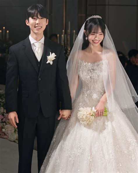 Dohhwa 도화브라이드 웨딩드레스 가을엔 미카도실크죠💕🌸 여러가지 변형이 가능해서 원하시는 오프숄더나 레이스 볼레로를 골라 입을수 있는 디자인이랍니다👍 이번 명절