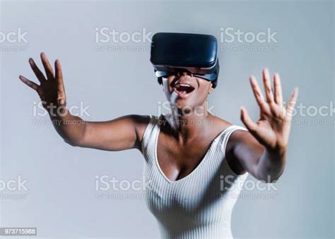 젊은 매력적인 호기심 검은 아프리카 미국 여성 Vr 3d 비전을 입고 고글 즐기는 놀라운 경험 재생 하 고 격리 된 배경에 가상