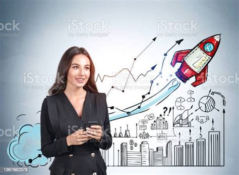스마트 폰을 가진 사업가 파란색 벽에 로켓스케치를 시작 Brand Name Smart Phone에 대한 스톡 사진 및 기타