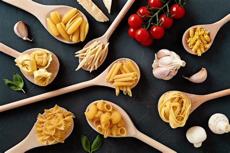 전통적인 이탈리아 파스타의 다른 유형으로 플랫 누워 펜네 타글리아텔 푸실리 파폴레 스파게티 조리 재료 전통적인 이탈리안 쿠신 컨셉 개념에 대한 스톡 사진 및 기타 이미지