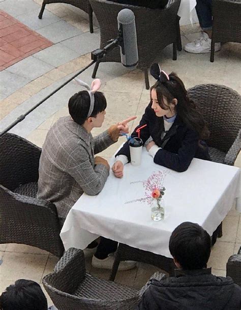 迪麗熱巴鄧倫街頭拍戲照流出，鄧倫吻熱巴額頭，共喝一杯飲料！ 每日頭條