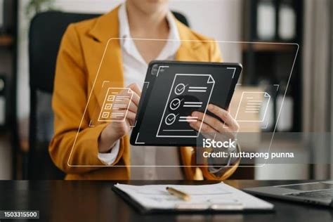 전자 문서 관리 종이 없는 작업 공간 전자 서명 전자 서명 문서 관리 사업가는 스타일러스 연필을 사용하여 가상 노트북 화면에 전자 문서에 서명합니다 가상현실에 대한 스톡