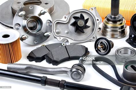 자동차 부품 배경입니다 허브 펌프 브레이크 패드 필터 타이밍 벨트 롤러 일정 한 속도 관절 온도 및 다른 백색 배경에 수리 용 예비 부품의 세트 0명에 대한 스톡 사진 및