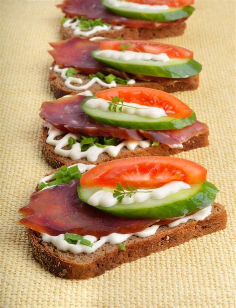 Bocadillo Con La Carne Ahumada Y Las Verduras Foto De Archivo Imagen De Desayuno Seco 52010104