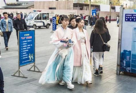 各科老師穿「漢服」上課，數學老師帥氣迷人，歷史老師才是真王者 每日頭條