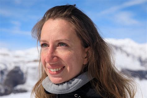 겨울 야외 인물 사진 여성 스노우 스키어 햇볕이 잘 드는 스키 리조트 백운석에서 즐기는 갈색 머리에 대한 스톡 사진 및 기타 이미지 갈색 머리 건강한 생활방식 겨울