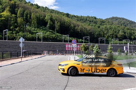 동네 짱 로고노란색 택시 Uber는 서비스 제공업체로서 미국의 모빌리티입니다 그 서비스에는 승차 우박 배달 택배 및 기타