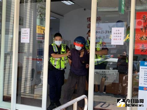 影／占用路口擺攤警勸離 攤販暴怒持刀追砍員警 地方 Nownews今日新聞