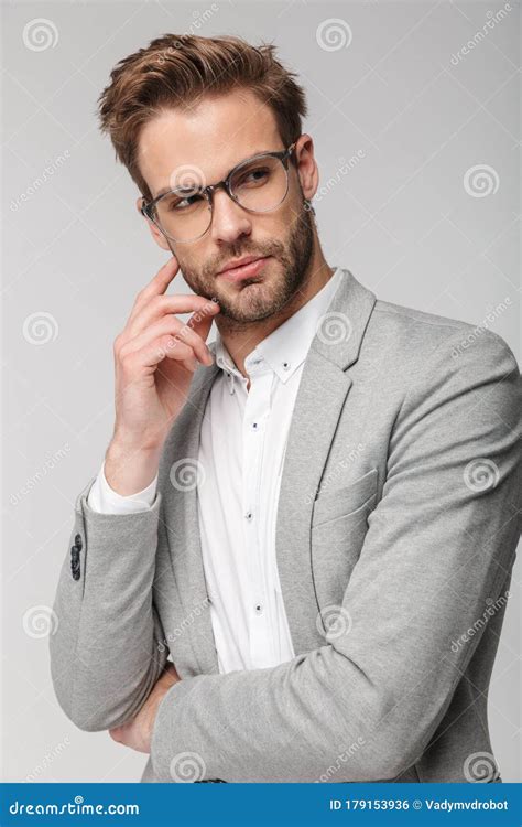 Retrato De Un Joven Caucásico Posando En La Cámara Y Mirando a Un Lado Foto de archivo Imagen