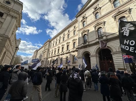 英国多地港人集会游行反二十三条 伦敦示威者踩踏香港区旗泄愤 — 普通话主页