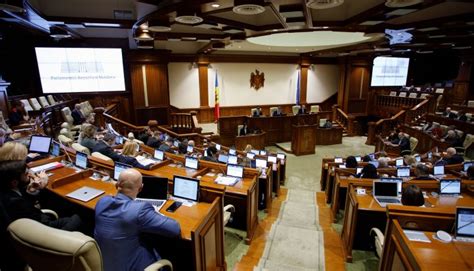 Parlamentul a luat act de cererile de demisie depuse de deputații PAS Dumitru Alaiba și Adrian